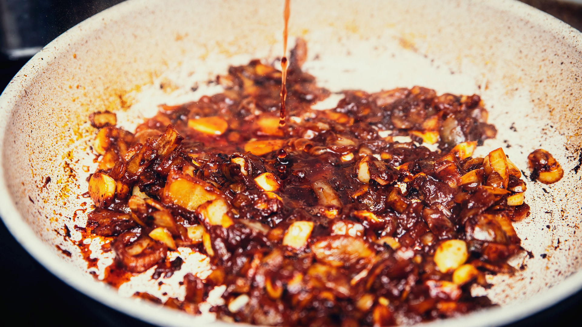 How to Deglaze a Pan: 8 Easy Steps, 9 Liquids to Use