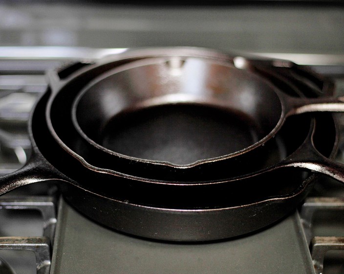 How To Clean and Re-Season a Burnt Cast Iron Skillet - SideChef