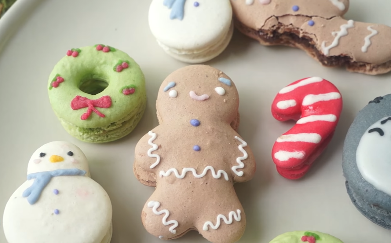 Christmas Wreath Macarons with Matcha Buttercream Recipe | SideChef