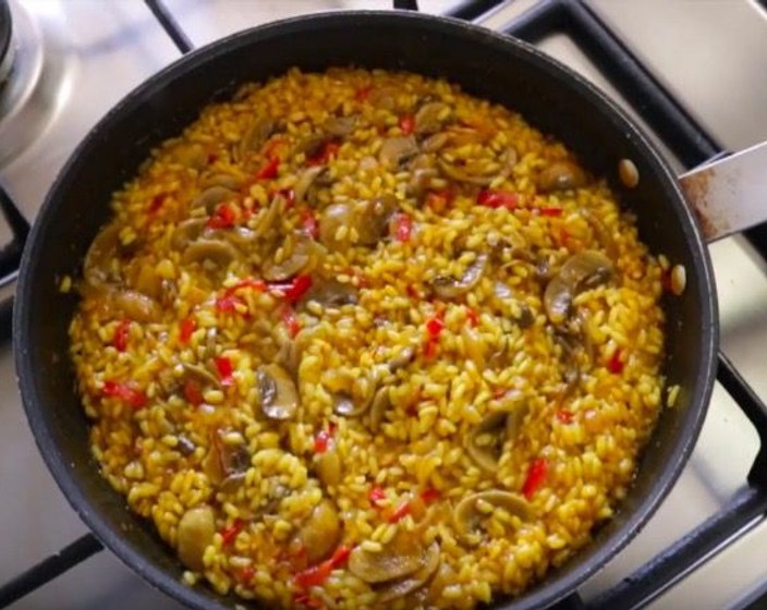 Spanish Saffron Rice with Spicy Mushrooms and Onions Recipe | SideChef