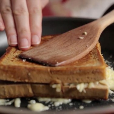 Emmental & Caramelized Onion Grilled Cheese Recipe | SideChef