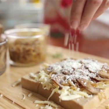 Emmental & Caramelized Onion Grilled Cheese Recipe | SideChef