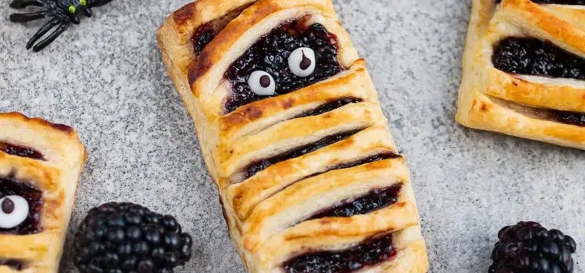 Halloween Blackberry Mummy Pies Recipe | SideChef