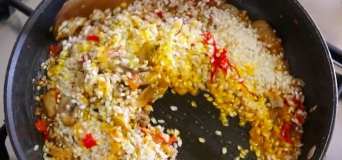 Spanish Saffron Rice with Spicy Mushrooms and Onions Recipe | SideChef