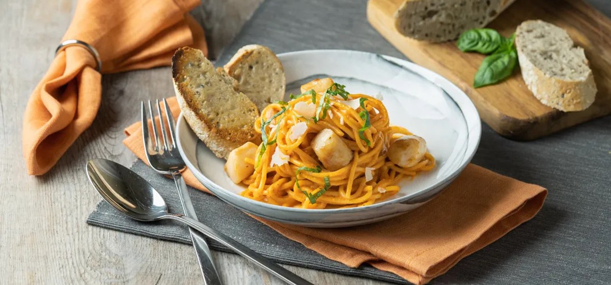 Red Pepper Spaghetti with Scallops Recipe | SideChef