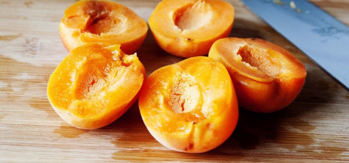 Glazed Apricots with Ricotta and Pistachios Recipe | SideChef