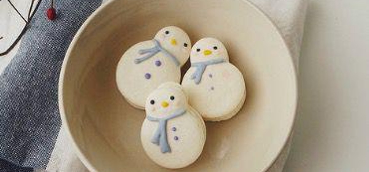 Snowman Macarons with Cream Cheese Swiss Meringue Buttercream Recipe ...