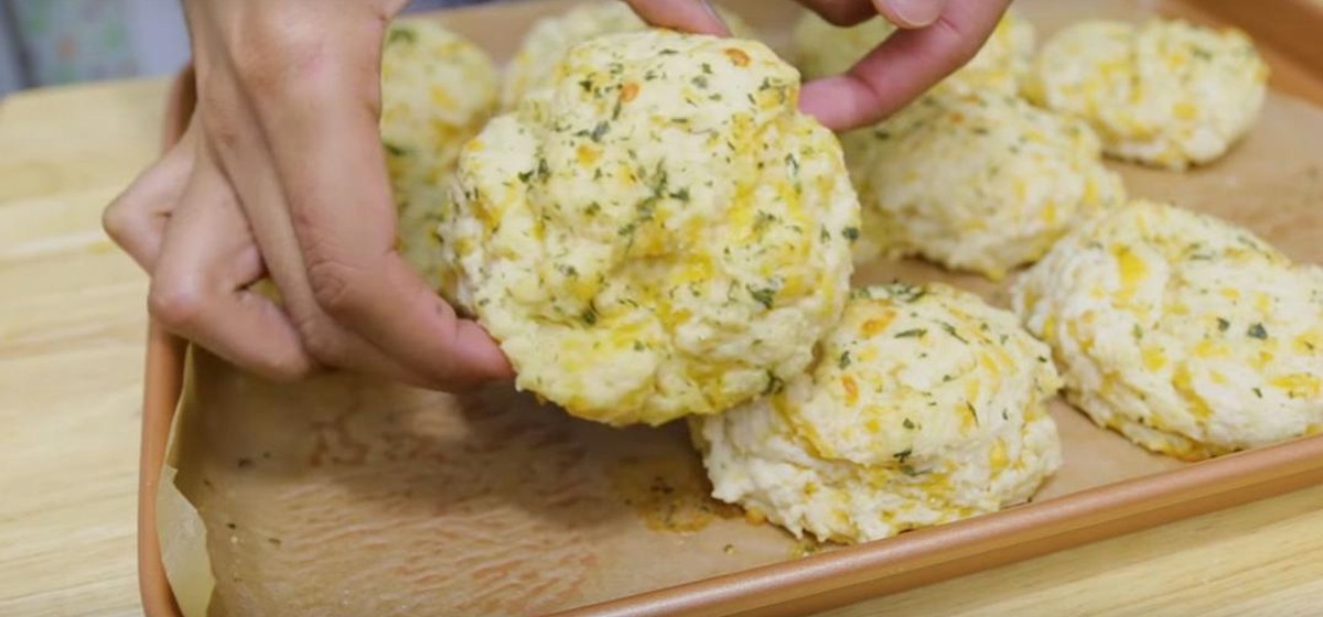 Red Lobster's Cheddar Bay Biscuits Recipe | SideChef