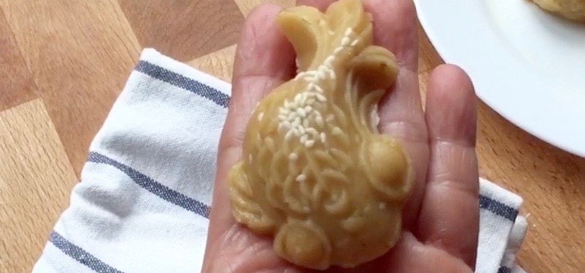 Fish Doll Mooncakes with Chicken Floss 鸡松鱼儿公仔月饼 Recipe | SideChef