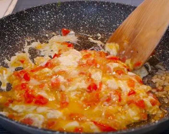 “Perico” Venezuelan Scrambled Eggs Recipe | SideChef