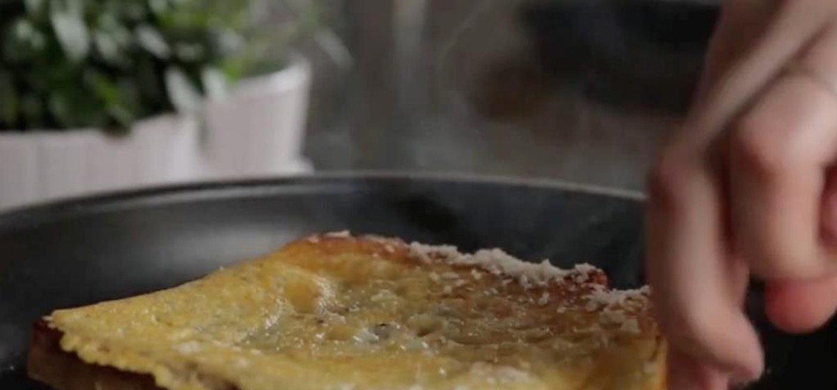 Emmental & Caramelized Onion Grilled Cheese Recipe | SideChef