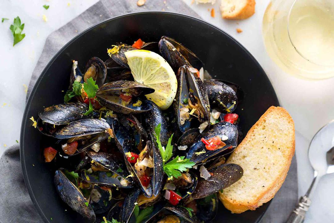 Steamed Mussels with White Wine and Garlic Recipe | SideChef