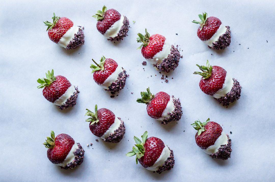 Natural Red White and Blue Dipped Strawberries Recipe | SideChef